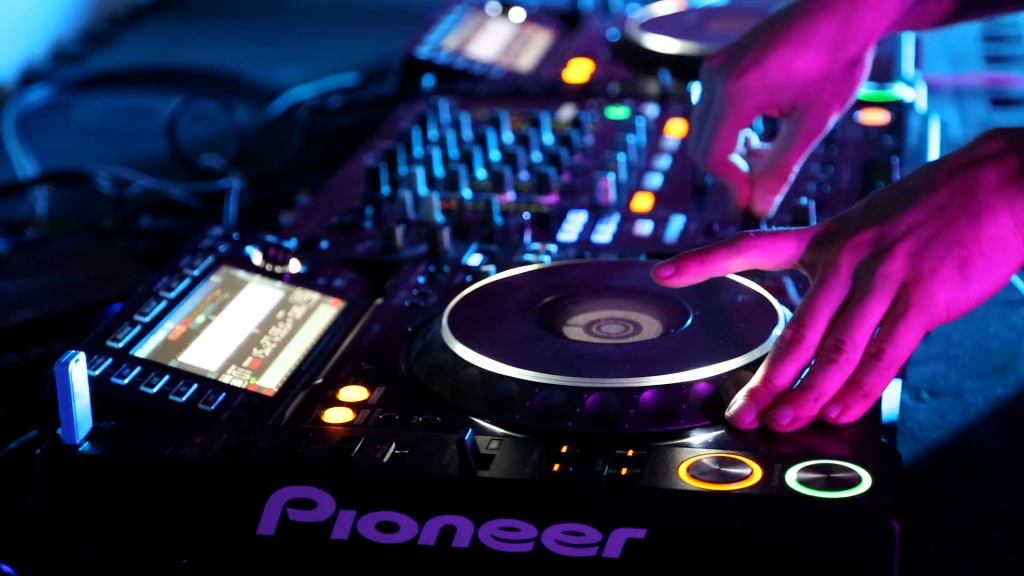 Já é conhecida a lista dos melhores DJs do ano para a DJ Mag - Rádio ...